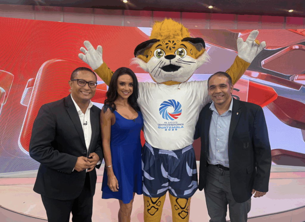 La mascota de los Juegos Centroamericanos 2025 visita TV Azteca Guate